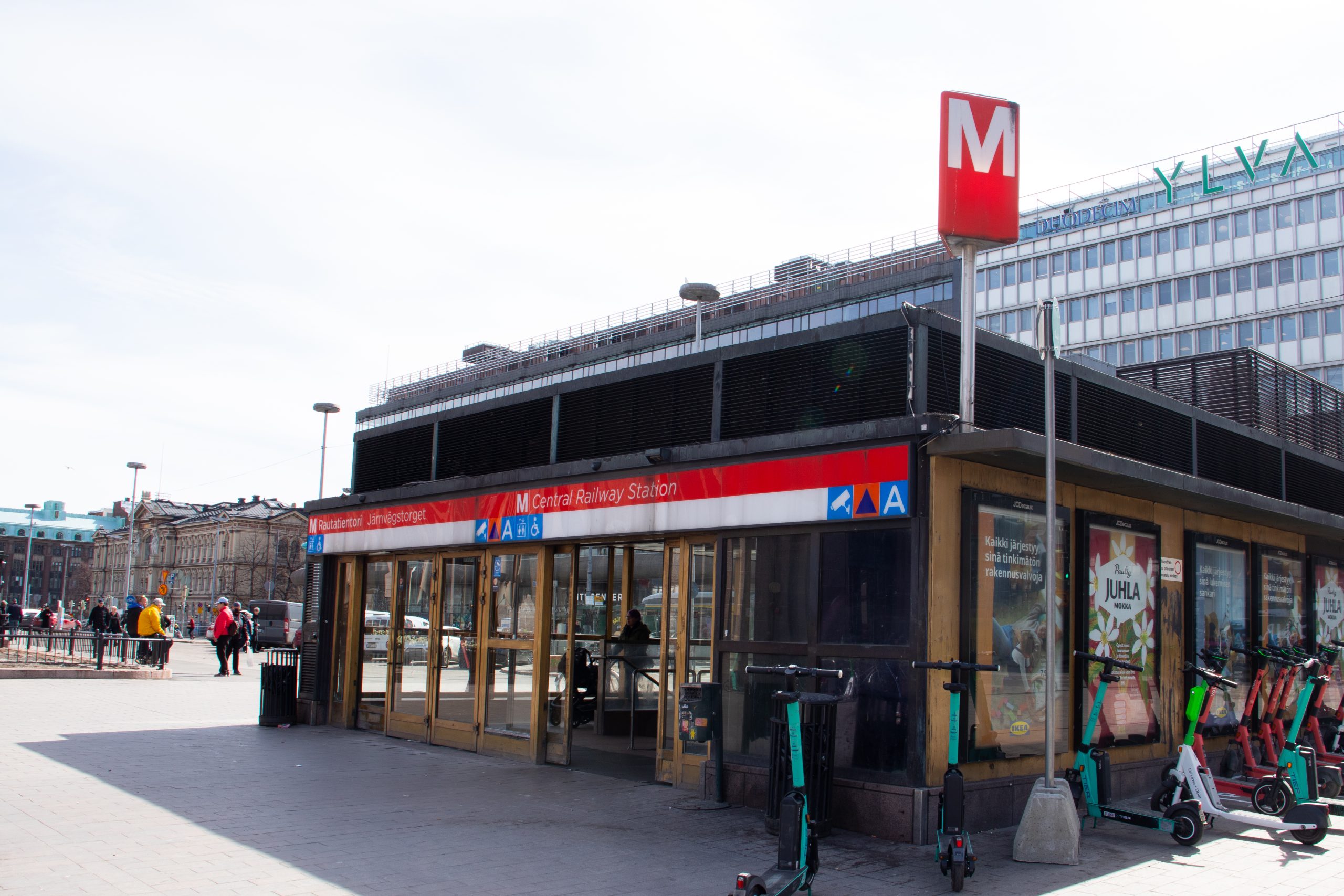 Rautatientorin metroaseman pääsisäänkäynnin liukuportaat uusitaan ...